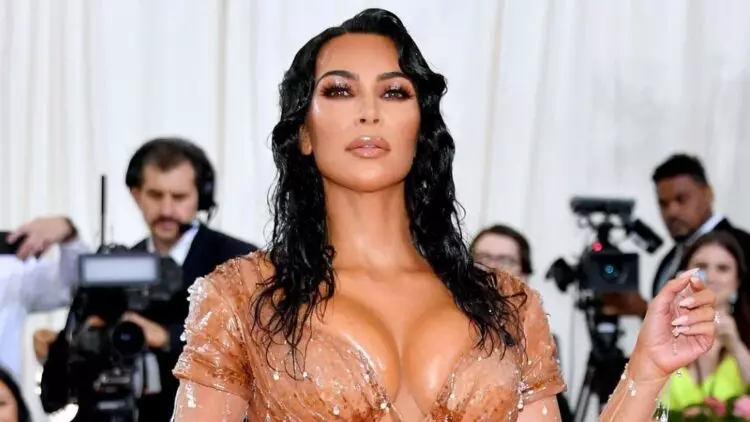 Kim Kardashian coinvolto nella controversia sul contrabbando di antiche statue romane