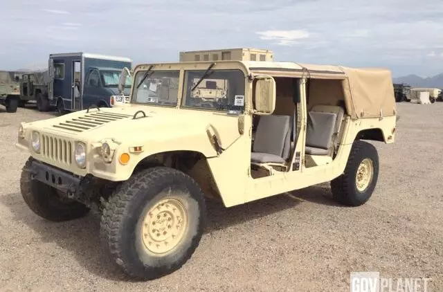 Můžete si koupit své vlastní vojenské přebytky Humvee