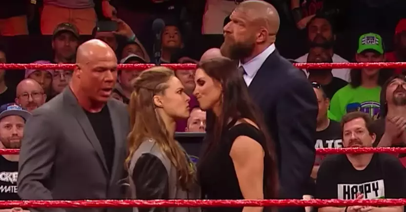Guarda Stephanie McMahon Body Slam Ronda Rousey attraverso un tavolo Days Before Wrestlemania