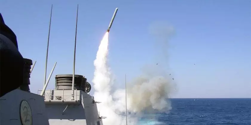 Guarda questo video degli Stati Uniti che lanciano un importante attacco missilistico in Siria