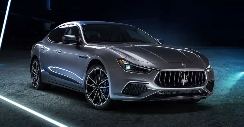 Maserati svela la sua prima auto elettrica, la Ghibli Hybrid